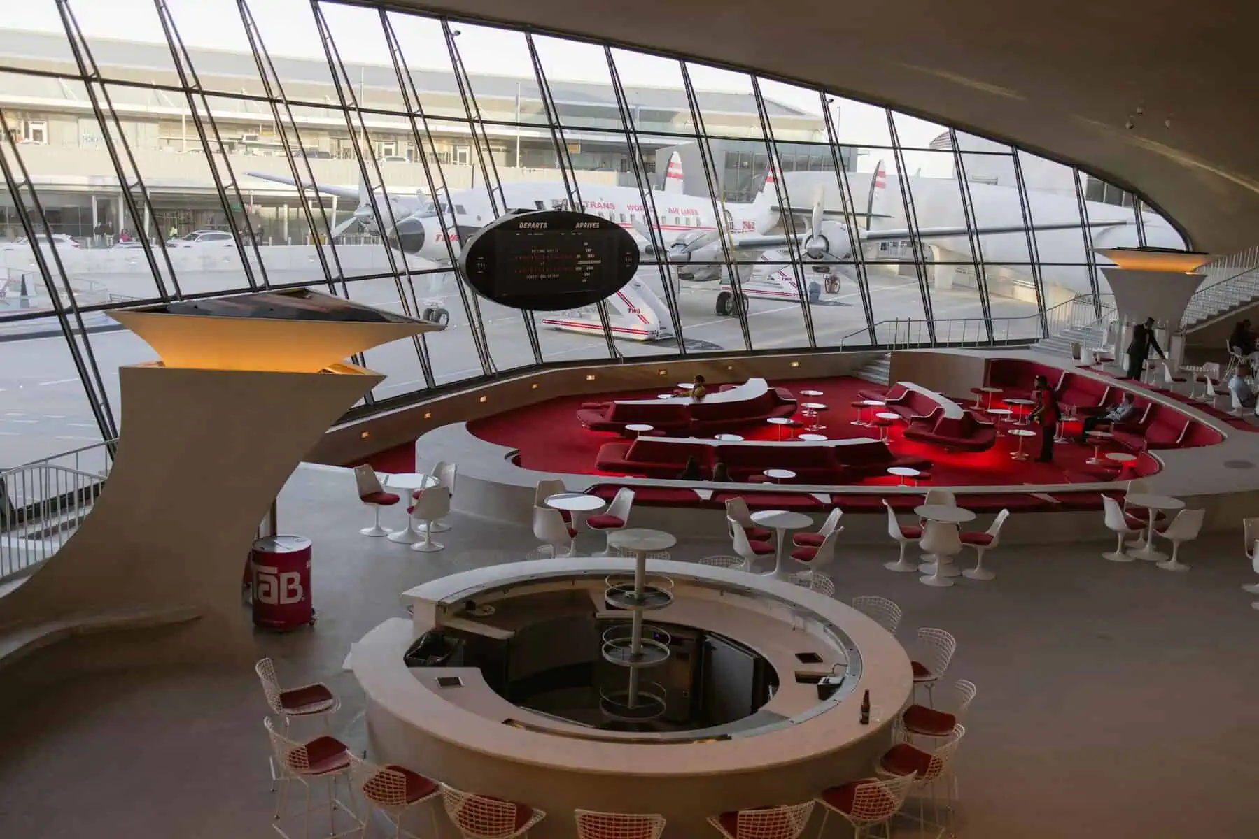 Best Airport Lounge Credit Cards and Lounge Networks Explained